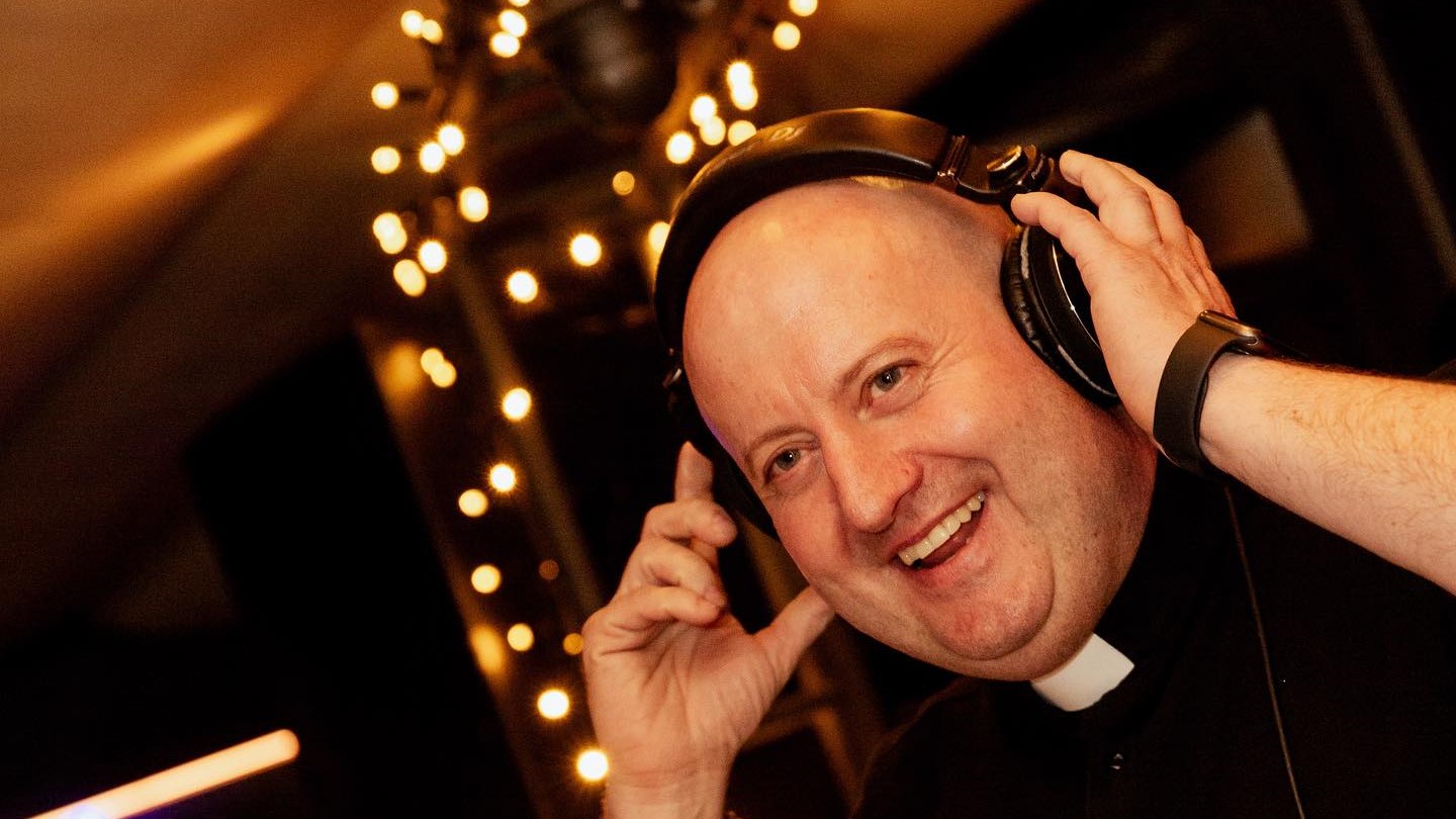 DJ Padre Guilherme anima Dia do Exército em Viana do Castelo | Rádio ...